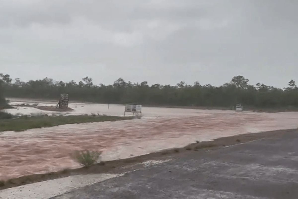 PM visits flood zone as Queensland farmers count losses - News ...