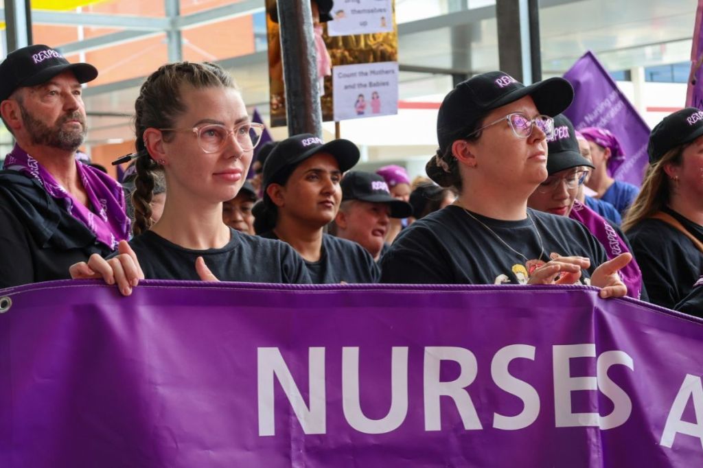 ‘Waiting in pain’: Libs slam children hospital wait times as thousands ...