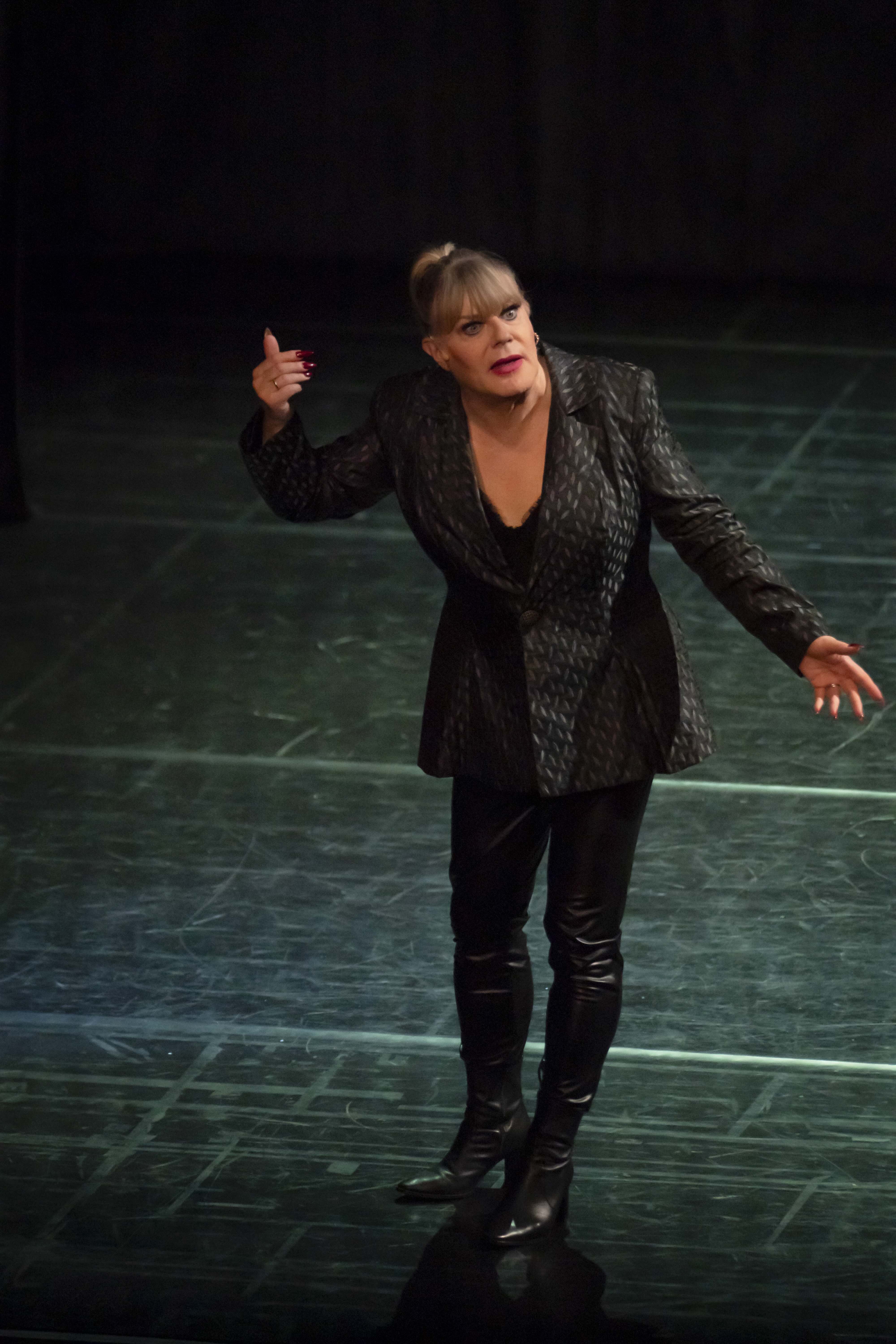 All the world’s a stage: Izzard plays everyone in a gender-fluid Hamlet ...